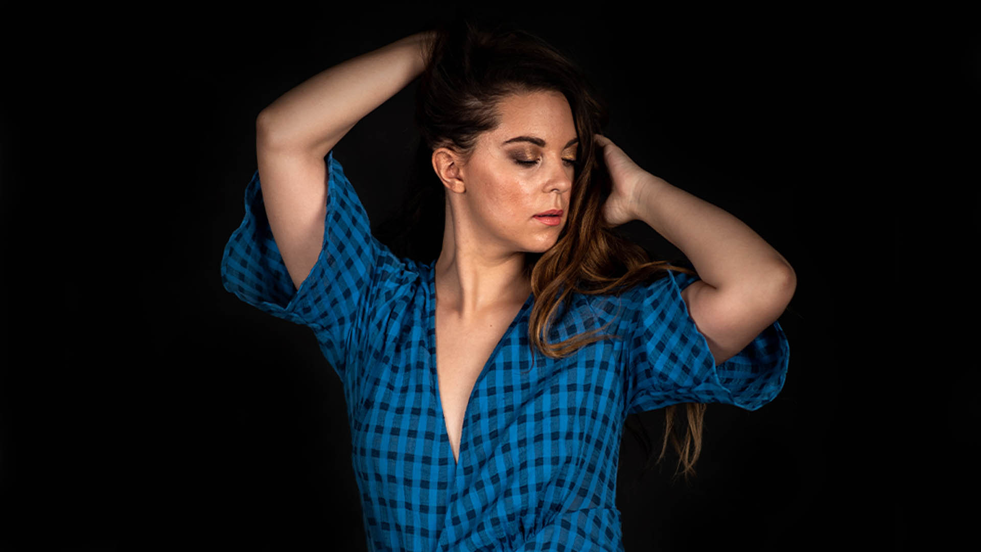 Katja Korošec izdala svoj glasbeni prvenec z naslovom Samo objemi me