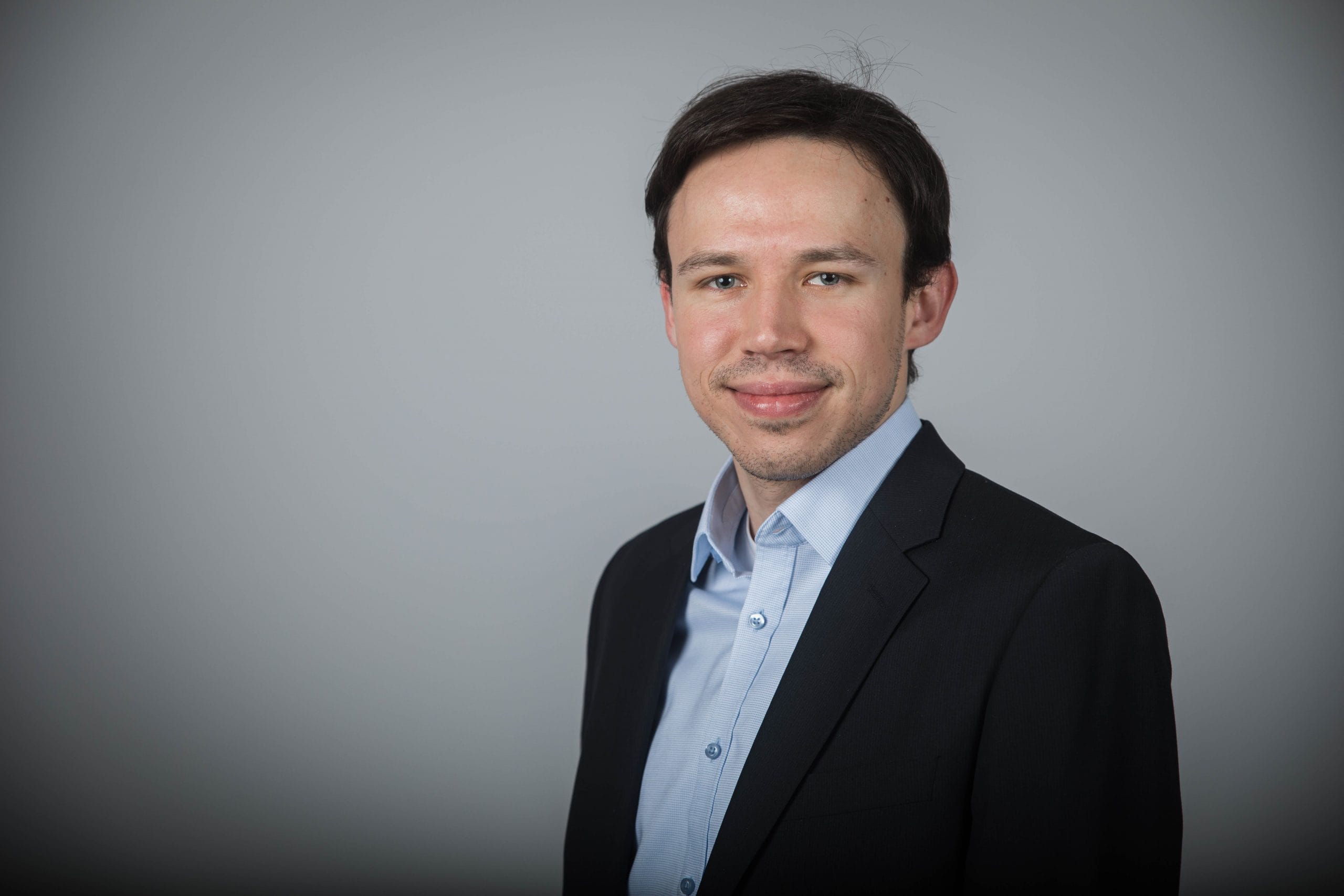 Kdo je SDS poslanec Andrej Hoivik? - VideoSvet.si